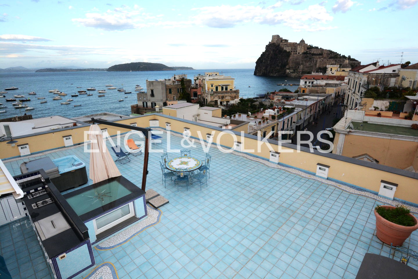 Ischia Ponte: un gioiello storico rifiorito, dove l'anima dell'Isola incontra il lusso discreto