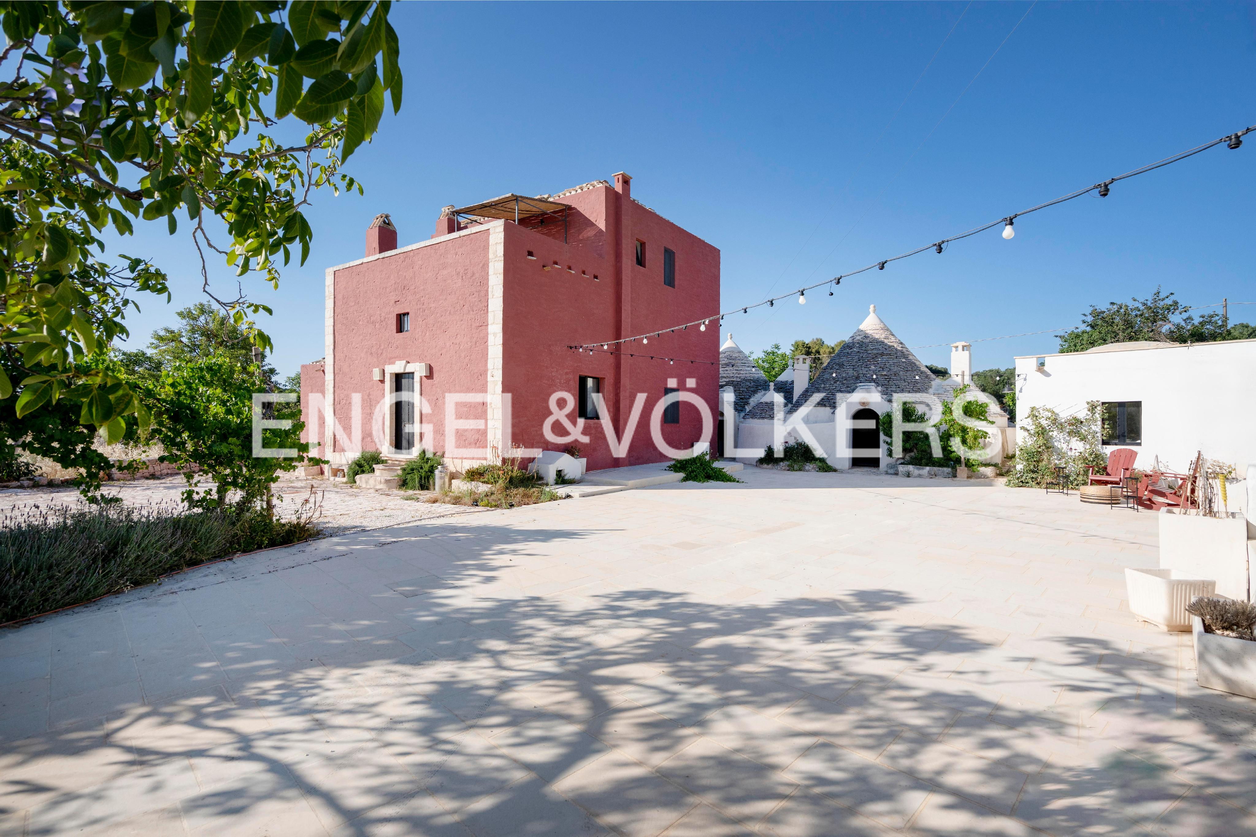Authentic historic complex with masseria and trulli in the Itria Valley